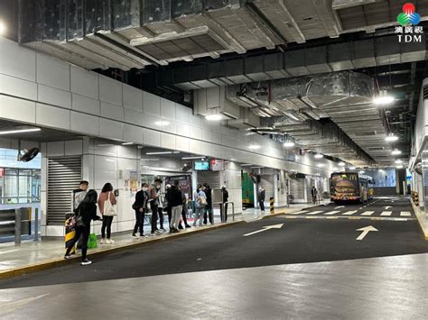 澳廣視新聞｜巴士站車流疏落 乘客提早出門憂辦公日班次少｜