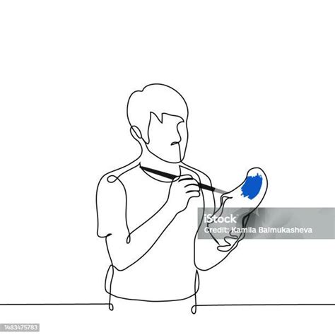 Lhomme Peint Une Basket Blanche Avec De La Peinture Bleue À Laide Dun