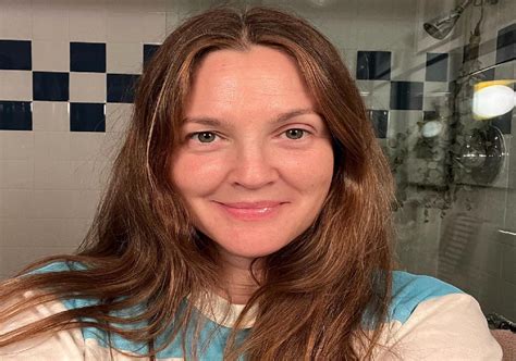 Hebrew News לכבוד יום הולדתה ה 47 דרו ברימור בסלפי אמיץ במיוחד