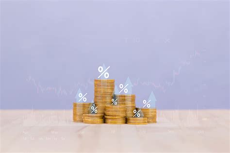 인컴 펀드 개념입니다 나무 바닥에 그래프로 배치된 금화 미래와 은퇴 개념을 위해 돈을 저축합니다 성장하는 복리 이자의 힘 재산 주식 투자 0명에 대한 스톡 사진 및 기타