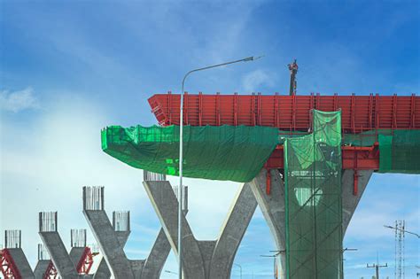 고속도로 고가도로 교량 구조 기둥 콘크리트 작업 플랫폼 비계 보강 및 철근 강철의 조각 보기 아래 건설 도로 0명에 대한 스톡 사진 및 기타 이미지 Istock