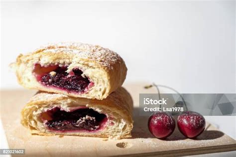 몇 체리 가루 설탕 케이크 잼 반 소에 쌓인 한 분할 차 근처 서로에 누워 흰 배경에 나무 보드 0명에 대한 스톡 사진 및 기타 이미지 Istock