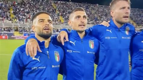 Lol Emile Schelvis Zingt Gepassioneerd Mee Met Volkslied Italië