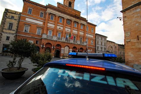 Foligno Lite Per Cani Coltellata Sfiora La Tragedia