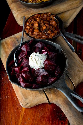 텍사스 스모크 하우스 바베큐 전통적인 측면 돼지 고기 N 콩 Coleslaw 감자 샐러드 절인 양파 오이 할라피뇨 수제 옥수수 빵은 일반적으로 바베큐 고기와 닭고기와 함께