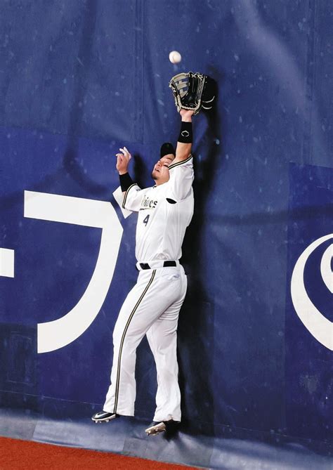 オリックス森友哉・捕手がライト守備で超ファインプレー【写真】：中日スポーツ・東京中日スポーツ