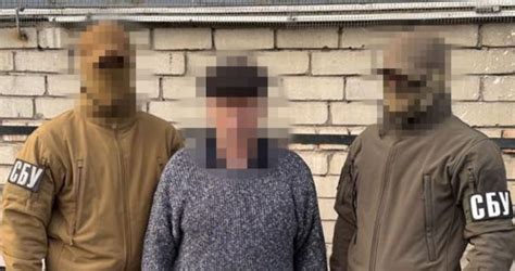 Вмовляли на паспорти РФ та ремонтували російські танки СБУ затримала двох зрадників з
