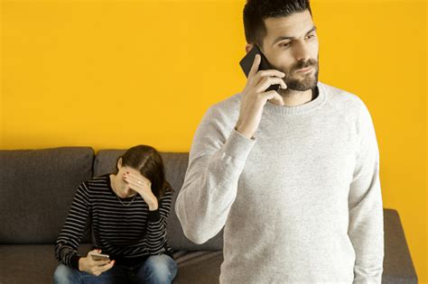 화가 남자와 그들의 전화를 사용 하 여 사람에 게 연락 하려고 또는 관계에 문제가 있는 여자의 초상화 정신적 스트레스에 대한 스톡 사진 및 기타 이미지 Istock