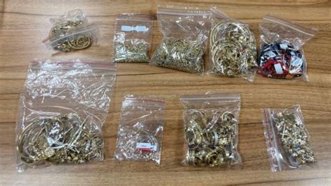 Иззеха златни и сребърни накити за над 100 бона на „Капитан Андреево“ снимки