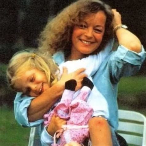 და ქალი და ქალი Added A New Photo