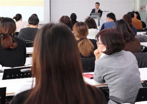 요즘 여자들 대가리 텅텅 비어딸기 농사나 해라 막말 대학 강사