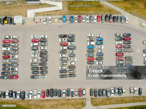 여름에 통근 열차 대중 교통 근처 자동차로 가득 주차장 공중 보기 주차장에는 자동차가 걸려 있습니다 도시를 기차로 여행하는 거기에 차를 떠나는 시민 0명에 대한 스톡 사진