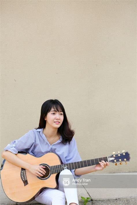 Cô gái nổi tiếng vì hát trên xe bus Ngoài đời xinh đẹp và còn hát hay hơn