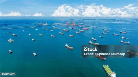 많은 석유 원유 가스 유조선 선박 화물 컨테이너 선박 오션 베이 석유 화학 수출 수입 운송 및 물류 해양 계류 0명에 대한 스톡 사진 및 기타 이미지 Istock
