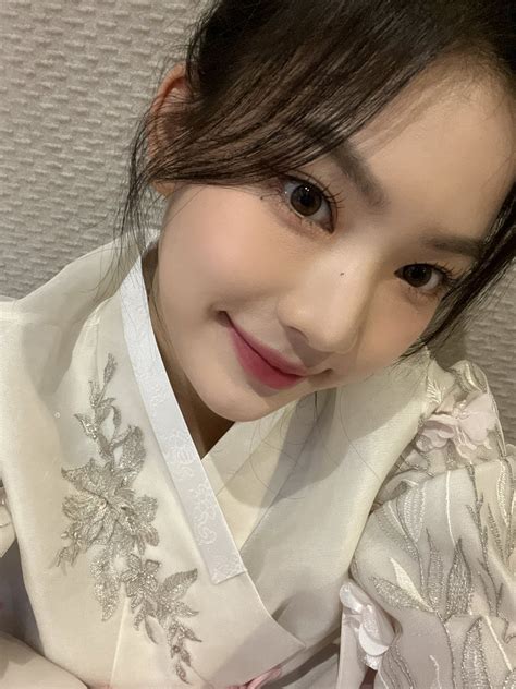 STAYC 스테이씨 on Twitter 명절 연휴 동안 맛있는 것도 많이 먹구 소중한 사람들과 즐거운 시간 보내요 나랑도 놀구 STAYC 스테이씨