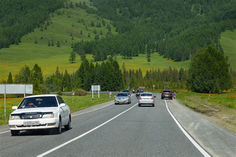 오토바이와 자동차에 여행자는 녹색 잔디와 나무가있는 산 근처 자동차를 향해 아스팔트 도로에 날카로운 회전에 드라이브 관광에 대한 스톡 사진 및 기타 이미지 Istock