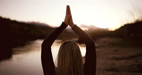 자연의 피트니스 인식 또는 영적 건강을 위해 해변에서 일몰을 감상하는 여성 손 요가 명상 연꽃 자세로 명상하는 여성이나 요가의 뒷모습 건강한 마음 또는 자연의 몸 여자에