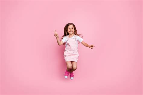 작은 놀라운 여자 점프 높은 V기호 기호 주말 무드 착용 태양 드레스 신발 고립 된 핑크 배경의 전체 길이 사진 갈색 머리에 대한 스톡 사진 및 기타 이미지 Istock