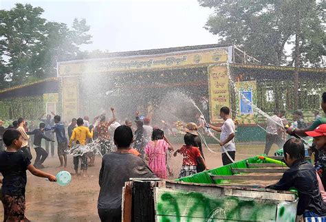 မြန်မာ့ရိုးရာမဟာသင်္ကြန် အတက်နေ့ မိုင်းဆတ်မြို့တွင် အေးချမ်းပျော်ရွှင်စွာ ရေပက်ကစားသူများ ဖြင့