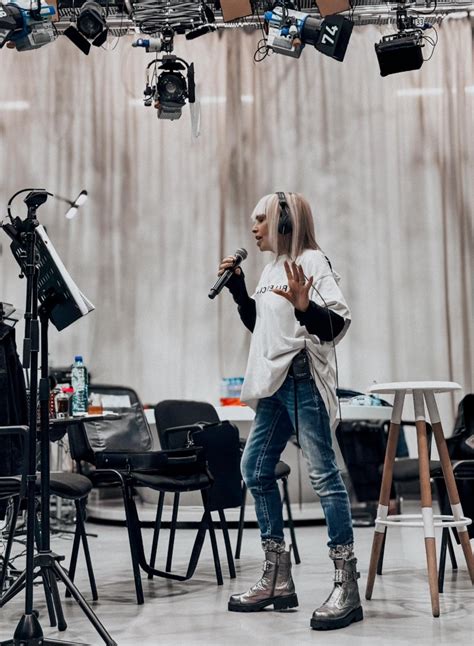 Лили Иванова с тениска за 2 бона СНИМКИ