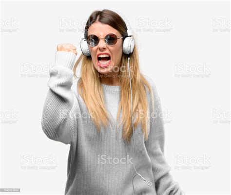 젊은 여 자가 초조 하 고 표현 하는 부정적인 감정 사람과 화가 화가 헤드폰으로 음악을 듣으십시오 분노에 대한 스톡 사진 및 기타 이미지 Istock