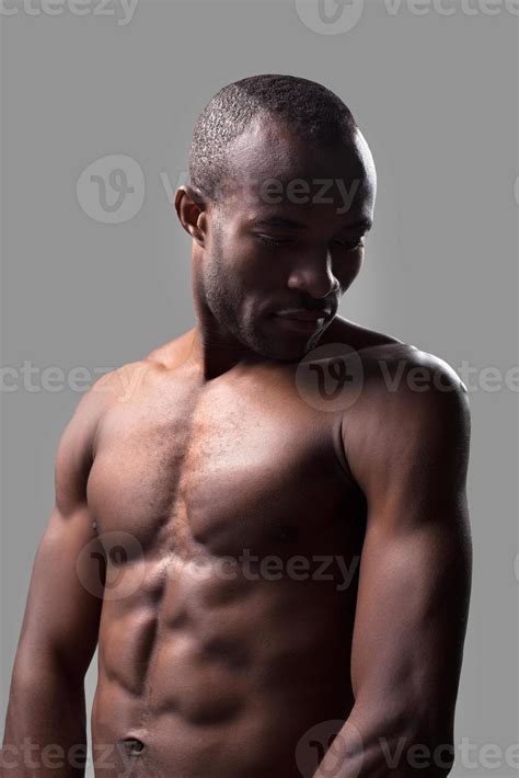 Viril Et Musclé Homme Africain Torse Nu Posant Debout Sur Fond Gris