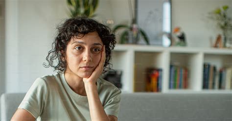 소파에 앉아 메모장을 손에 들고 있는 여자 사진 Unsplash의 양극성 이미지