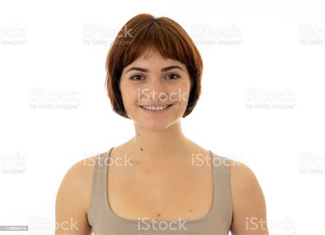 행복 한 얼굴과 아름 다운 미소로 매력적인 젊은 예쁜 백인 여자의 초상화를 닫습니다 흰색 절연 사람 긍정적 인 인간의 얼굴 표정과 감정 개념 갈색 머리에 대한 스톡 사진 및