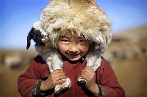 АЙМТГАЙ ХҮҮХЭДТЭЙГЭЭ ХЭРХЭН ХАРИЛЦАХ ВЭ Хүүхэд айдас ихтэй өсөх нь түүнийг өөртөө итгэлгүй