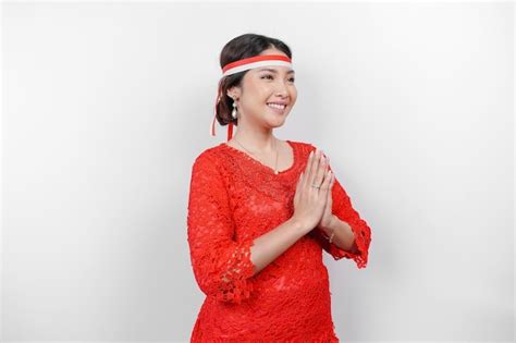 Premium Photo A Friendly Indonesian Woman Is Wearing Red Kebaya