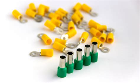 전기 크림프 터미널 커넥터 흰색 배경에 격리 된 금속 터미널 케이블 및 전선에 대한 팁 신뢰할 수있는 전기 접촉 액세서리 및 예비 부품 0명에 대한 스톡 사진 및 기타