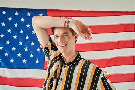 손목에 게이 자부심 Lgbt 무지개 깃발을 가진 남자는 시민의 권리를 나타냅니다 25 29세에 대한 스톡 사진 및 기타 이미지 25 29세 Lgbtqia 문화