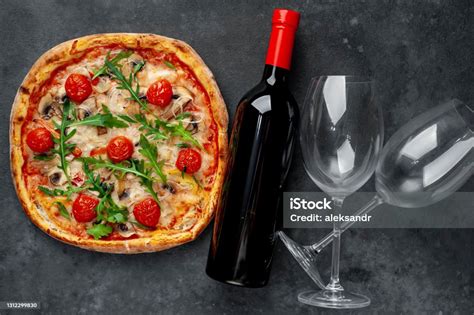 텍스트 복사 공간이있는 석조 배경에 맛있는 피자 레드 와인 및 안경 와인에 대한 스톡 사진 및 기타 이미지 와인 피자 저녁 식사 Istock