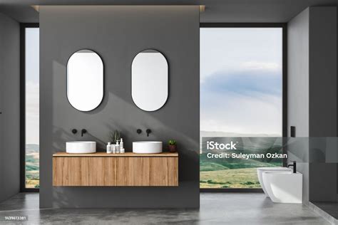 현대적인 미니멀리스트 어두운 욕실 인테리어 욕실 캐비닛 더블 세면대 나무 화장대 인테리어 식물 욕실 액세서리 욕조 및 화장실 비데 검은 벽 콘크리트 바닥 3d 렌더링 욕실에