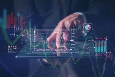 투자 재무 개념 비즈니스 금융 데이터 분석 그래프 재무 관리 기술 가상 화면에서 Kpi 대시보드를 사용하는 어드바이저 데이터 차트로 작업하는 디지털 태블릿을 사용하는 남자