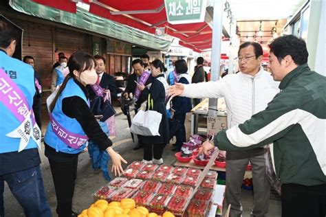 이현재 시장 신협 임직원과 전통시장 장보기 통해 시장활성화 ‘견인 광성일보