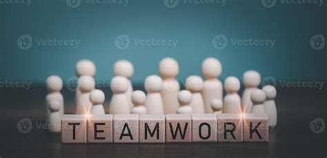 Conceito De Trabalho Em Equipe Boneca De Madeira Trabalhando Em