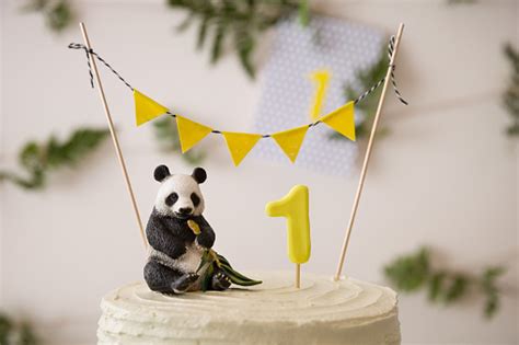 큰 흰색 생일 케이크의 클로즈업 축하 진미 장난감 팬더와 깃발 배너와 고사리 잎으로 장식 된 건강한 당근 케이크 휴일의 아이디어 1에 대한 스톡 사진 및 기타 이미지