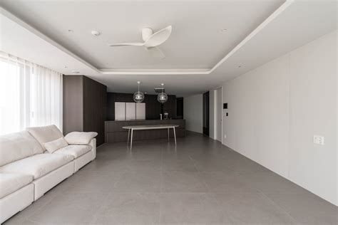 송도인테리어 아이엘디자인 송도힐스테이트더스카이거실주방 시간이 지나도 변하지 않으면서 다양한 스타일과 잘 조화가 되는 짙은 원목 그레이 화이트 베이지 등 톤온톤