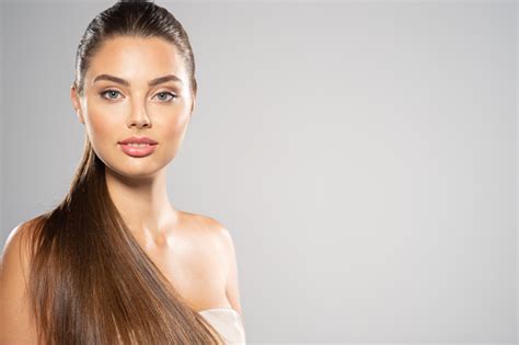 긴 머리를 가진 아름다운 여자의 초상화 아름다운 머리와 젊은 갈색 머리 모델 흰색 배경에 고립 깨끗한 신선한 피부를 가진 어린 소녀 Od 얼굴 20 24세에 대한 스톡 사진