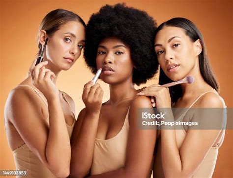아름다움 다양성 및 메이크업은 제품을 홍보하기 위해 갈색 배경에 스튜디오에서 모델 여자 친구들과 함께합니다 화장품 스킨케어 및 마케팅 또는 광고를 위해 포즈를 취하는 여성