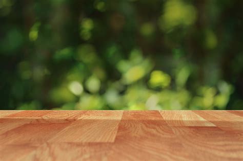 제품 배치에 대한 빈 나무 판자 테이블은 Template 몽타주 제품 표시 및 복사 공간을 모의 흐림 추상 녹색 아침 자연 정원 녹색 잎과 보케 조명 배경 Launch