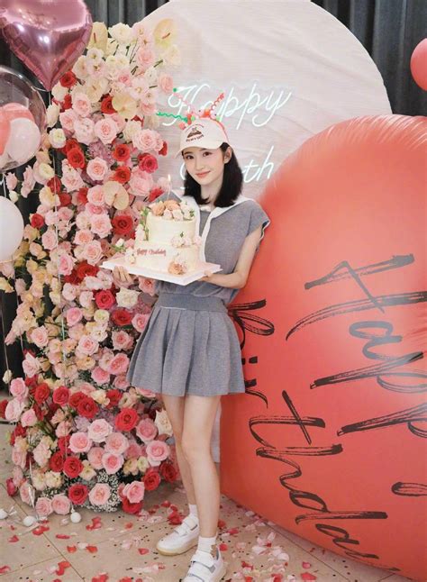 景甜晒35岁庆生照片 对蜡烛许愿温柔甜美 搜狐大视野 搜狐新闻