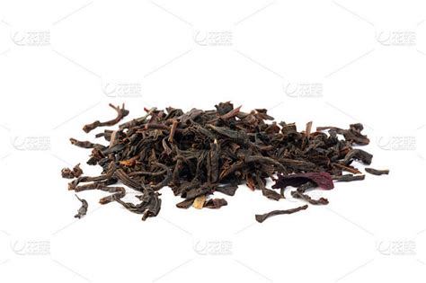分离在白色背景上的干红茶叶子