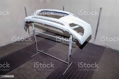 특별 한 약 실에 있는 그림 차량에 대 한 워크샵에 멀티 컬러 퍼 티의 도움으로 사고 후 흰색 자동차의 후면 범퍼의 수리 0명에 대한 스톡 사진 및 기타 이미지 Istock