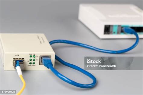 이더넷 포트 소호 라우터에 1gbps 광 미디어 컨버터 Sfp 모듈 연결 0명에 대한 스톡 사진 및 기타 이미지 0명 구리 냄비 기업 재무와 산업 Istock