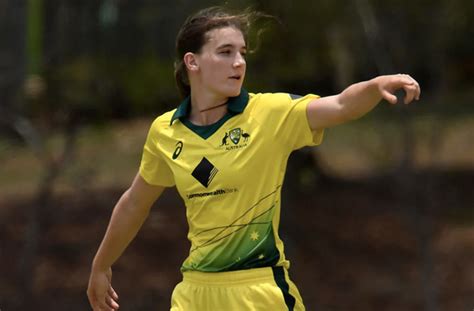18 Year Old Annabelle Sutherland Eyeing 120kmh Mark Female Cricket