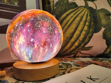 저번에 썻던거 기억하는 사람들이 있을지는 모르겠지만 스친들을 위한 조명을 준비 해봤어요🤗🤗 행성모양 무드등이고 이름은 우주미아