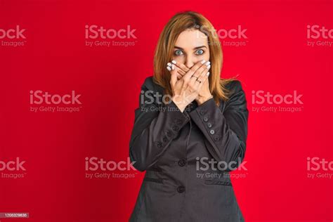 고립 된 빨간 배경 위에 양복을 입은 젊은 백인 비즈니스 여성은 실수로 손으로 입을 덮는 충격을 받았습니다 비밀 개념입니다 가리기에 대한 스톡 사진 및 기타 이미지 Istock