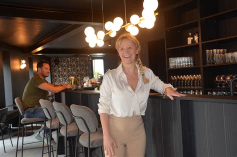 Net Open Sofie 44 Verenigt Kledingwinkel én Aperobar In één Zaak Altijd Al Fashion En